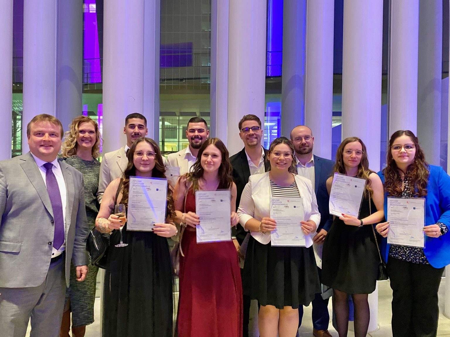 Remise officielle des diplômes, certificats et promotion du travail ...